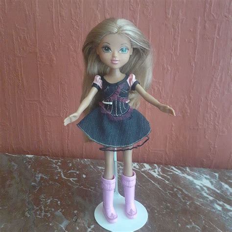 Fin Moxie docka liknar Bratz med original klän Köp på Tradera