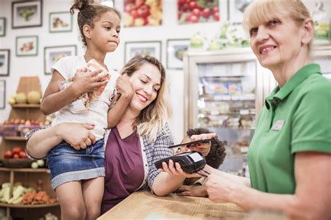 그녀의 혼합 인종 아이 들과 함께 한 어머니가 게에서 비접촉 식 결제는 구매에 대한 스톡 사진 및 기타 이미지 구매 상점 소매 소비자주의 Istock