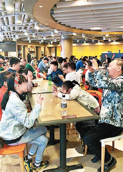 內地客逼爆港大飯堂 學生轟無位食飯 東方日報