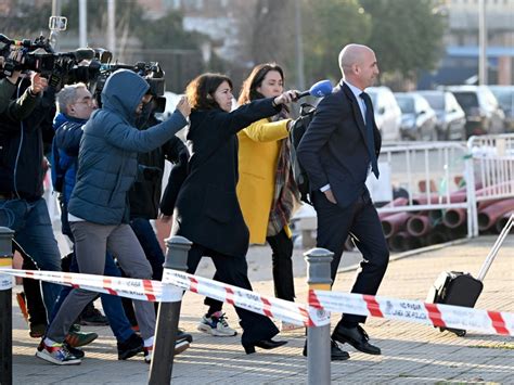 Sie Hat Okay Gesagt Rubiales Rechtfertigt Skandal Kuss