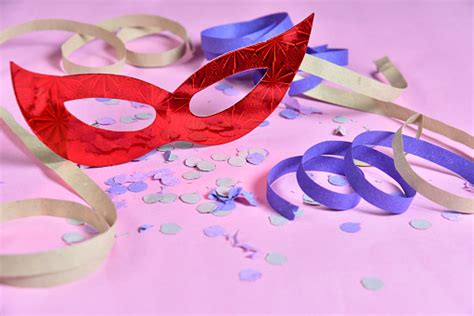 다채로운 색종이 목걸이 꽃과 텍스트 공간이있는 스트리머에 빨간 카니발 의상 마스크 공연에 대한 스톡 사진 및 기타 이미지