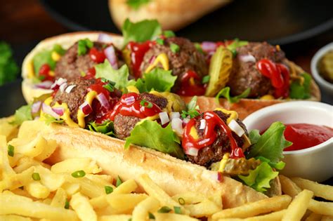 고기 공 핫도그와 감자 튀김 칩 주름 절단 케 킨 케첩과 겨자 패스트 푸드 0명에 대한 스톡 사진 및 기타 이미지 0명 건강하지 못한 생활방식 겨자 Istock