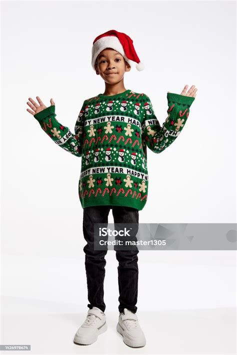 휴일을 기다리는 니트 형 스웨터와 크리스마스 모자를 쓴 행복한 미소 짓는 아이 메리 크리스마스 새해 아이들의 감정 크리스마스에 대한 스톡 사진 및 기타 이미지 Istock