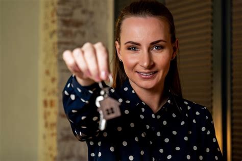 Una Inquilina Que Muestra Las Llaves De La Casa Que Se Muda A Su Primer