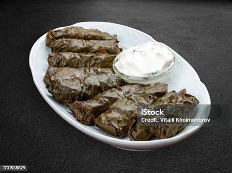 양고기와 화이트 소스를 곁들인 돌마 포도는 다진 고기와 함께 나뭇잎 동양 요리 어두운 배경에 격리 0명에 대한 스톡 사진 및 기타 이미지 Istock