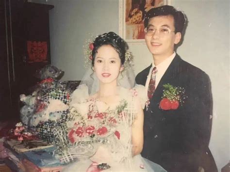妈，你当年咋看上我爸的？网友晒爸妈结婚照，笑抽了什么