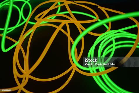 밝은 빛나는 노란색과 녹색 다른 형식과 레이아웃의 라임 네온 와이어 전기 발광 와이어 네온 라이트 가이드 얼음 튜브는 다른 구조와 모양으로 접혀있습니다 0명에 대한 스톡