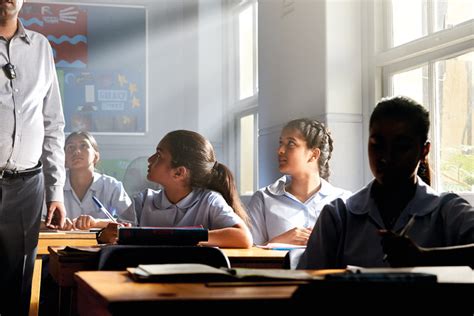 Clinical Quick Tips See How The Cochlear™ Mini Microphone 2 Can Help Your Patients In The