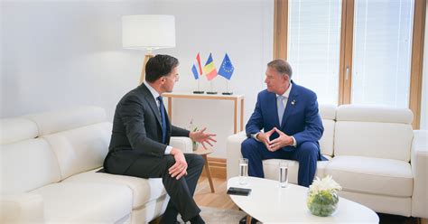 Klaus Iohannis a discutat cu Mark Rutte despre securitatea regională