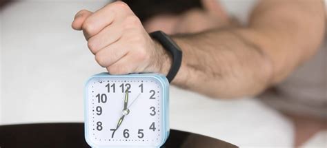 Waarom Word Je Vaak Wakker Nét Voor Je Wekker Gaat Man Man