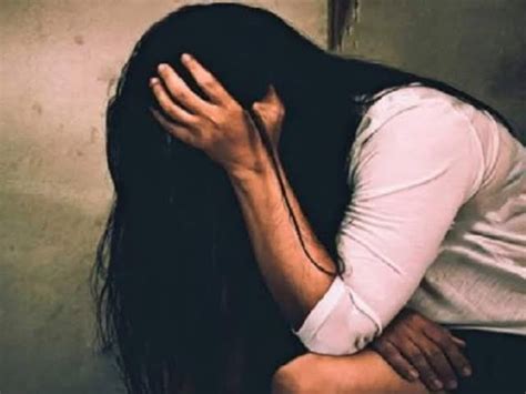 पिस्टल दिखाकर अपहरण कर शिक्षिका के कार में कपड़े फाड़े पति समेत तीन पर