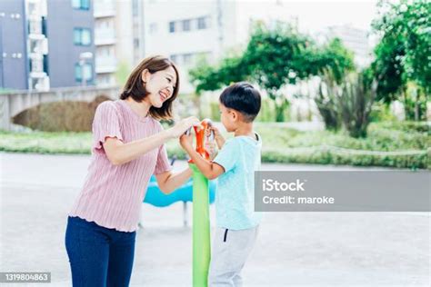 어린 소년 재생 에 이 공원 와 그의 어머니 2명에 대한 스톡 사진 및 기타 이미지 2명 30 34세 4 5세 Istock