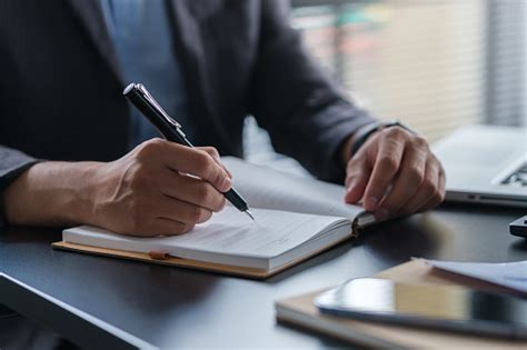 사업가들이 사무실 책상에서 마케팅 계획을 위한 데이터를 분석하기 위해 만나고 있는 장면 25 29세에 대한 스톡 사진 및 기타