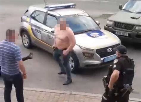У Києві чоловік виліз на службове авто та побив поліцейського фото відео Trueua