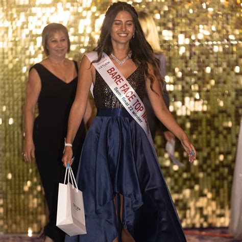 Finalista De Miss Inglaterra Compete Sem Maquilhagem Pela Primeira