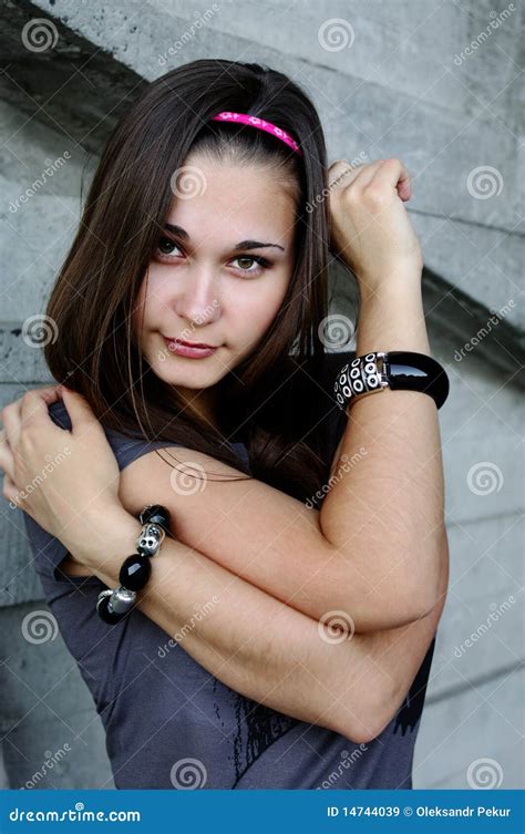 Portret Van Het Meisje Met Groen Stock Afbeelding Image Of Groen