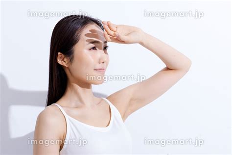 日差しを浴びる日本人女性の写真素材 220125009 イメージマート