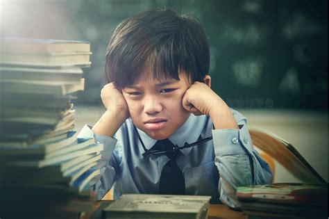 白昼高清图片 苦恼的小学生写作业 人像图片免费下载格式1024像素编号64907309 千图网