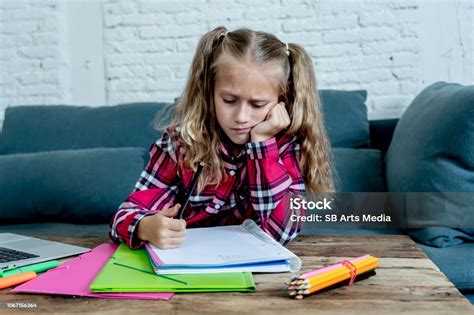 귀여운 초등 학생 그녀의 휴대용 퍼스널 컴퓨터 집에서 초등 학교 숙제와 어린이 교육 개념에서 함께 어려운 임무를 수행 하는 동안 슬 프 고 혼란 스러운 느낌 공부에 대한