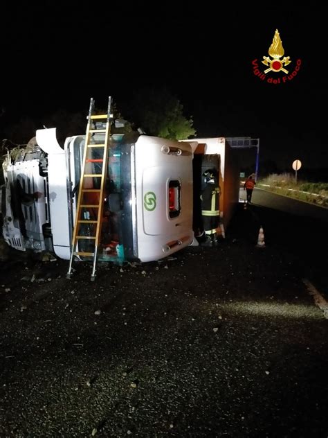 Incidente Stradale Lungo L A Camion Si Ribalta L Urlo