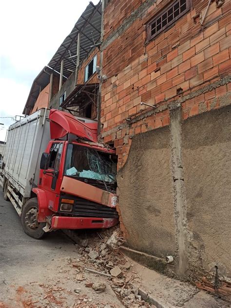 Caminhão Perde O Controle E Destrói Muro De Casa Em Timóteo Ninguém Se