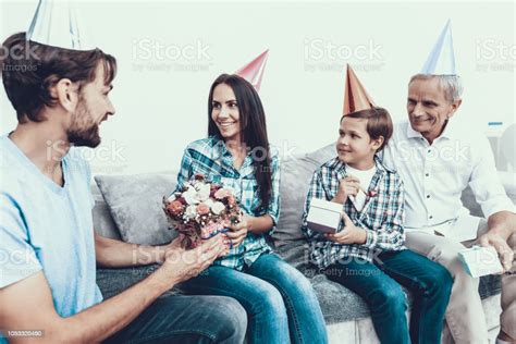 집에서 어머니의 생일을 축 하 하는 행복 한 가족 가족에 대한 스톡 사진 및 기타 이미지 가족 가족과 함께 집에 귀여운