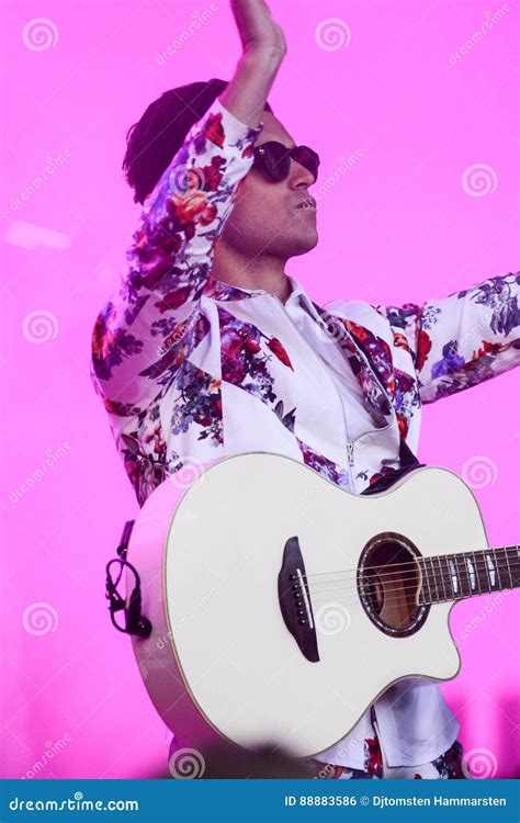 Artista Eric Saade Dos Eventos Na Fase Foto Editorial Imagem De