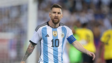 شاهد مشجع إماراتي يرتدي جلباب يقتحم تدريب الأرجنتين لالتقاط صورة مع ميسي
