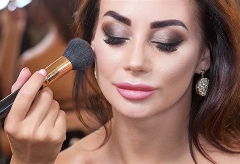 마스터는 여자의 얼굴에 파우더 브러쉬 페인트 뷰티 살롱에서 하루의 메이크업 완료 개선에 대한 스톡 사진 및 기타 이미지 개선 건강관리와 의술 눈 신체 부분 Istock