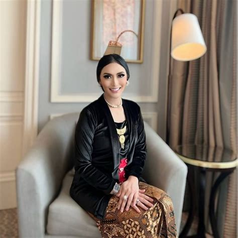 Gaya Tina Astari Istri Menteri Umkm Yang Kontroversial Perkara Tur Ke