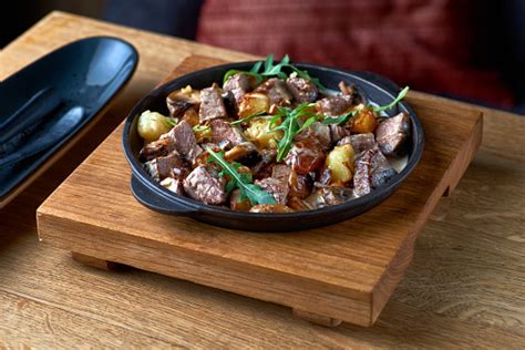 단조 프라이팬에 크림 소스를 곁들인 감자를 곁들인 스위스 전통 요리 송아지 팬 주방용구에 대한 스톡 사진 및 기타 이미지 팬 주방용구 햄버거 류 0명 Istock