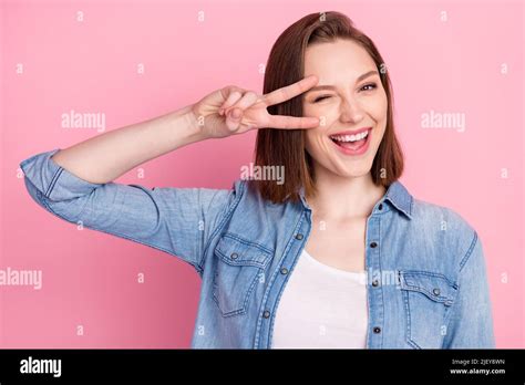 Photo Portrait Of Girl Smiling Showing Peace V Sign Winking Blinking