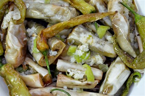 마늘 칠리 고추 식초 레몬 고수풀 파슬리 다진 토마토와 향신료로 속을 채운 구운 구운 가지와 피망 절인 이집트 흰 가지 피클 가지 채소에 대한 스톡 사진 및 기타 이미지