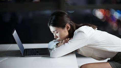 女生称生病拒绝周末无偿加班被辞退：之前经常加班，准备劳动仲裁凤凰网视频凤凰网