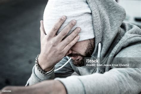 그의 얼굴을 가진 젊은 남자가 우울 지친 낮은 도덕적으로 막혀 고독 부정적인 감정 표현에 대한 스톡 사진 및 기타 이미지 고독 부정적인 감정 표현 남자 백인종