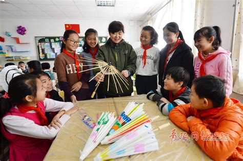手工制伞进课堂 小创客绘出多彩花伞梦