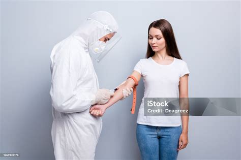 사진 젊은 환자 레이디 남자 의사 주입 시료 혈액 정맥 Covid 항체 연구 백신 손 탄성 고무 후드 유니폼 플라스틱 얼굴 보호