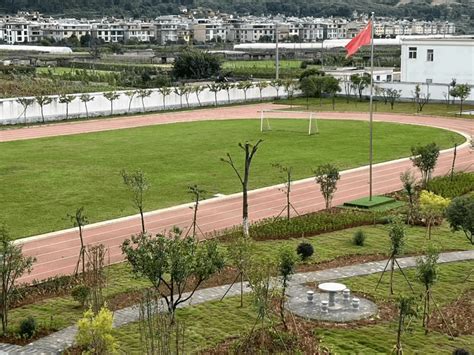 红塔区首家希望小学揭牌家人青少年玉溪