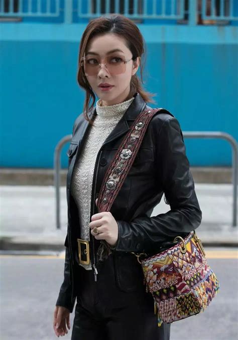 39歲熊黛林曬跟女兒合照頭上多了幾根白髮，女兒很可愛髮型很酷 每日頭條