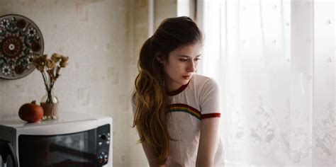 5 Subtle Body Language Signs That Someone Is In Psychological Pain And