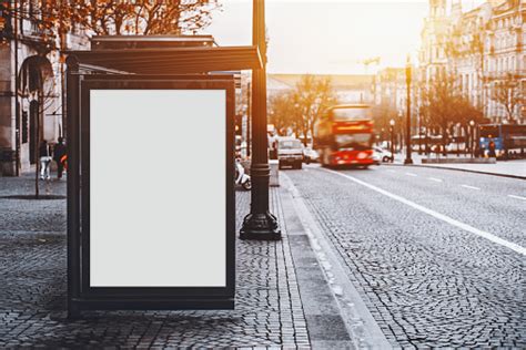 Billboard Mockup Di Halte Bus Kota Di Portugal Foto Stok Unduh Gambar