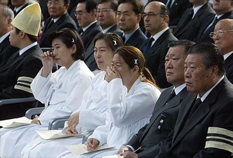 고 정몽헌 회장의 부인과 자녀들이 고인의 생전 영상물을 보면서 눈물을 흘리고 있다 오마이포토