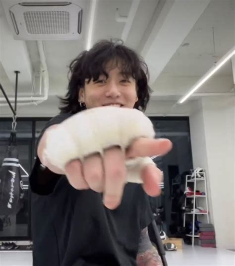 Bts Community Posts ジョングクがヒョン今回はジミンを 見つけたときのかわいさって最高なのよ。 ヒョンたちもそりゃ