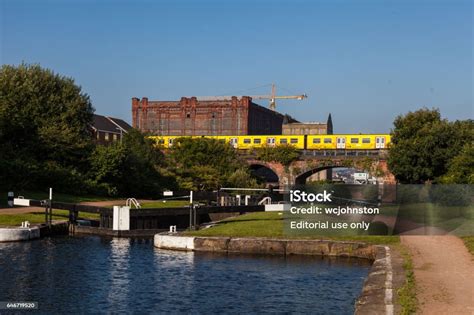 스탠리 부두에서 Leeds 리버풀 운하를 통과 하는 Merseyrail 전기 기차 공원에 대한 스톡 사진 및 기타 이미지