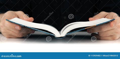 Sirva Las Manos Y Al Hombre Del S Que Buscan Algo En El Libro Foto De