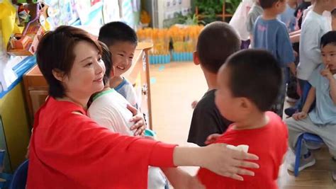 袁立退圈现身贫民区 肿到认不出 小腹凸起引猜测 👭人物 六度世界