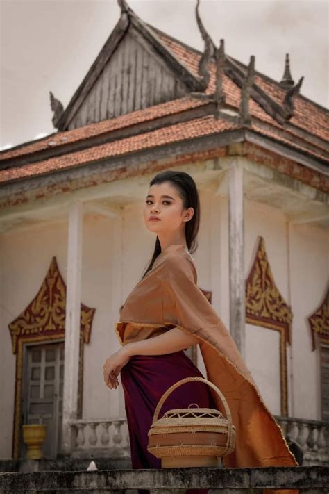 🇰🇭 Beautiful Cambodian Lady In Traditional Outfit ⚜️ Amazing Cambodia