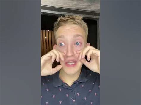 Пробую надеть ЛИНЗЫ первый раз… остался почти без глаза 👀 - YouTube