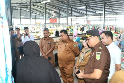 Seketaris Daerah Kabuapten Muara Enim Tinjau Pasar Untuk Stabilkan
