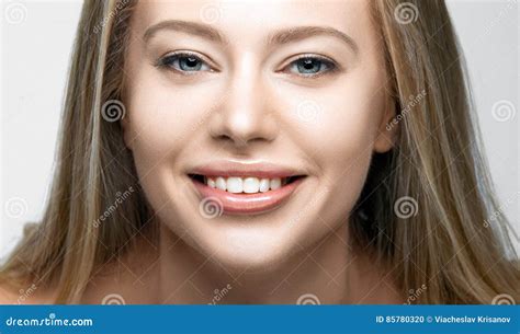 Retrato De La Mujer Sonriente Feliz Joven Hermosa Foto De Archivo